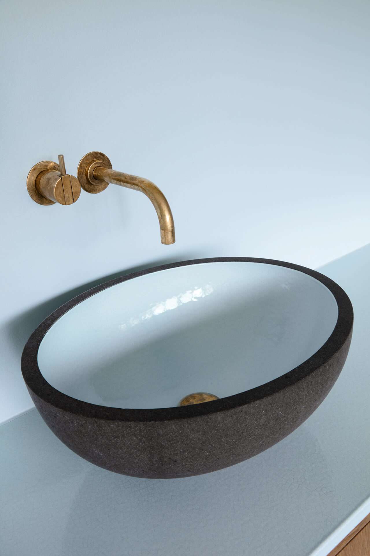 Light blue lava stone bathroom - By Made a Mano.