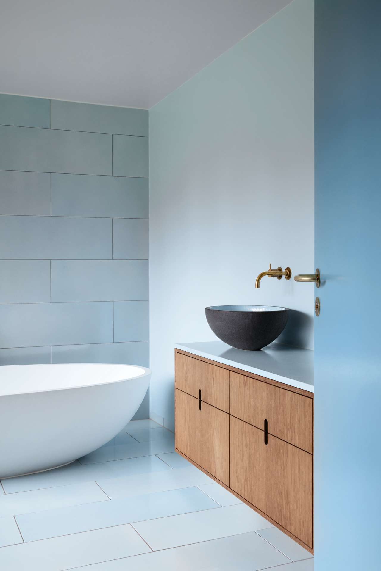 Light blue lava stone bathroom - By Made a Mano.