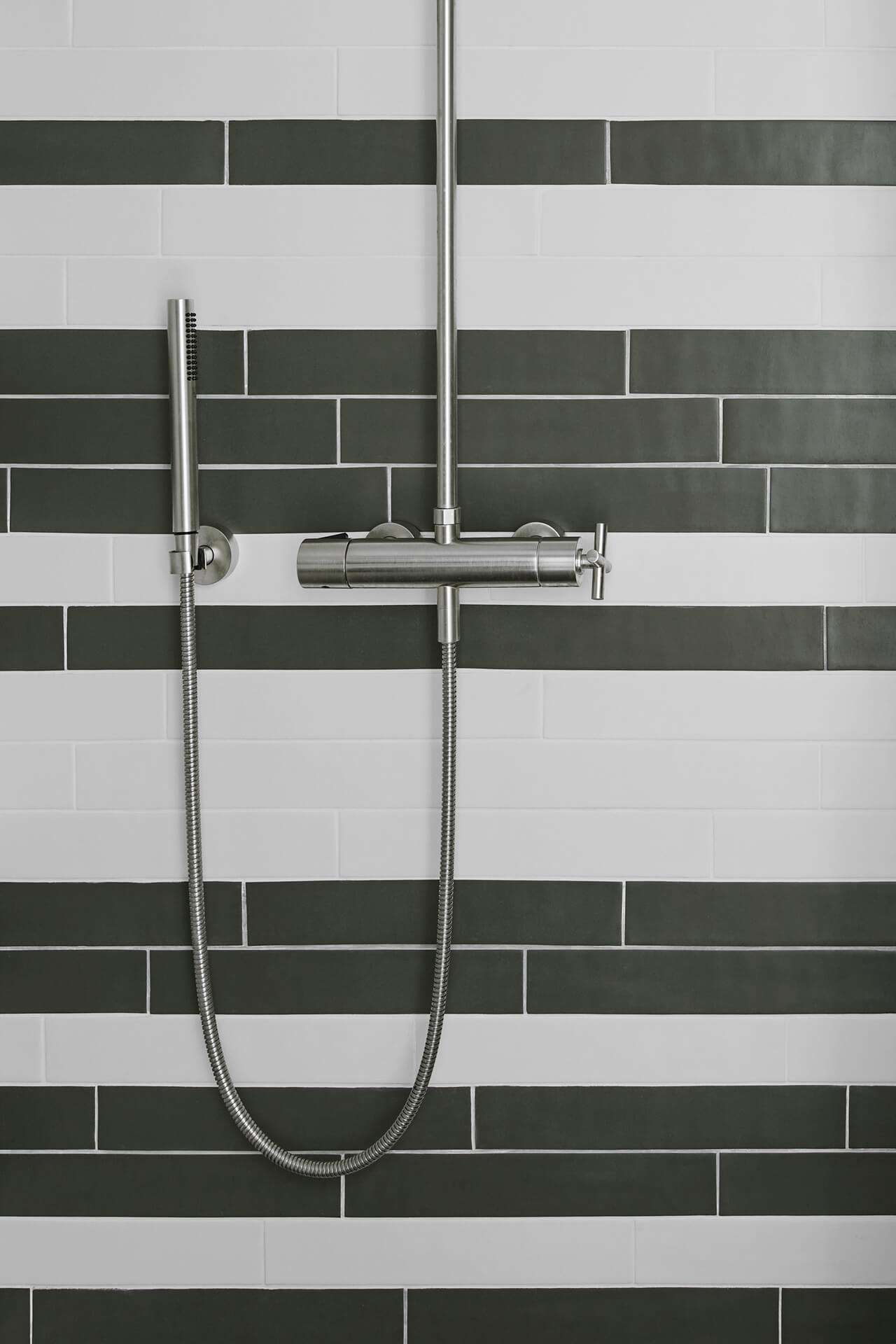 White and dark moss green stoneware bathroom - Made a Mano