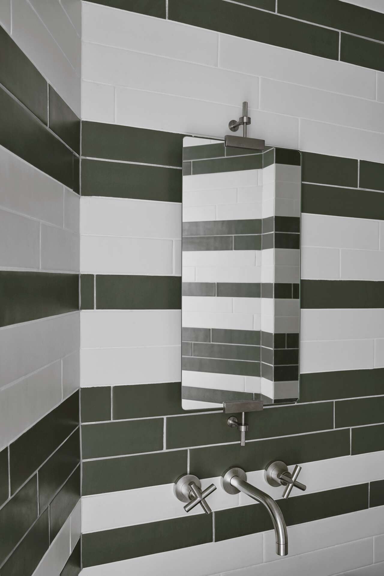 White and dark moss green stoneware bathroom - Made a Mano