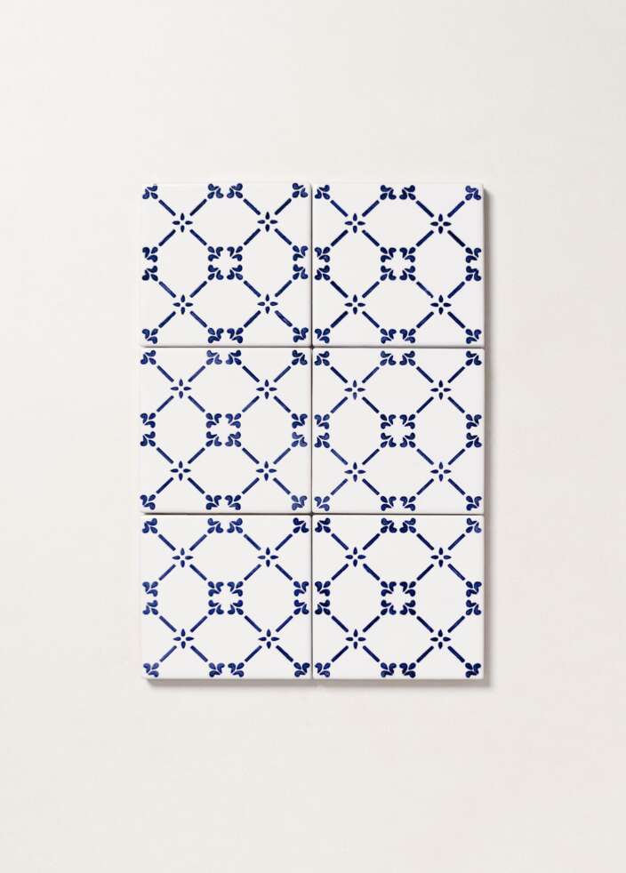 Royal blue patterned terracotta restroom - By Made a Mano.