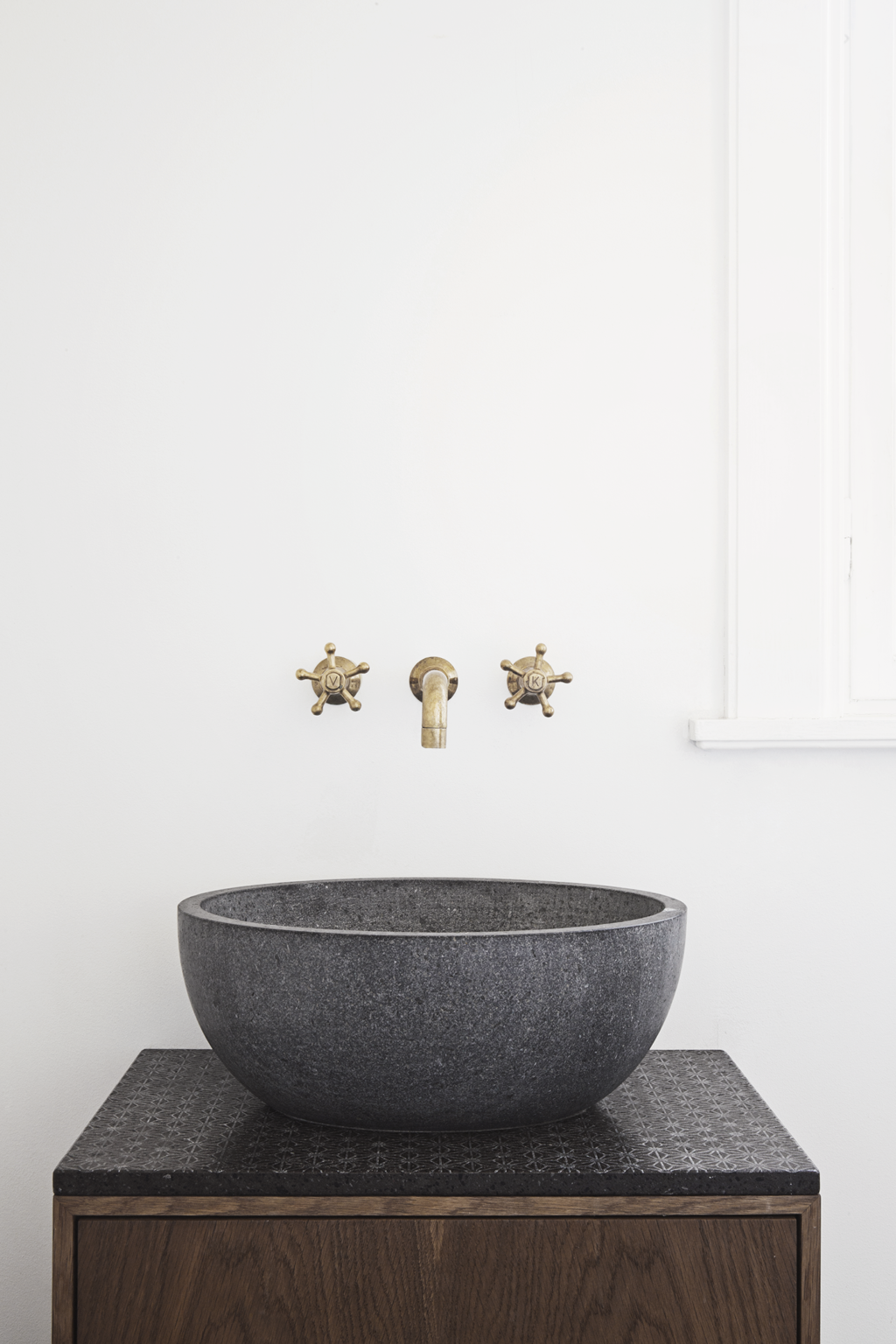 Cross-patterned lava stone bathroom - Made a Mano