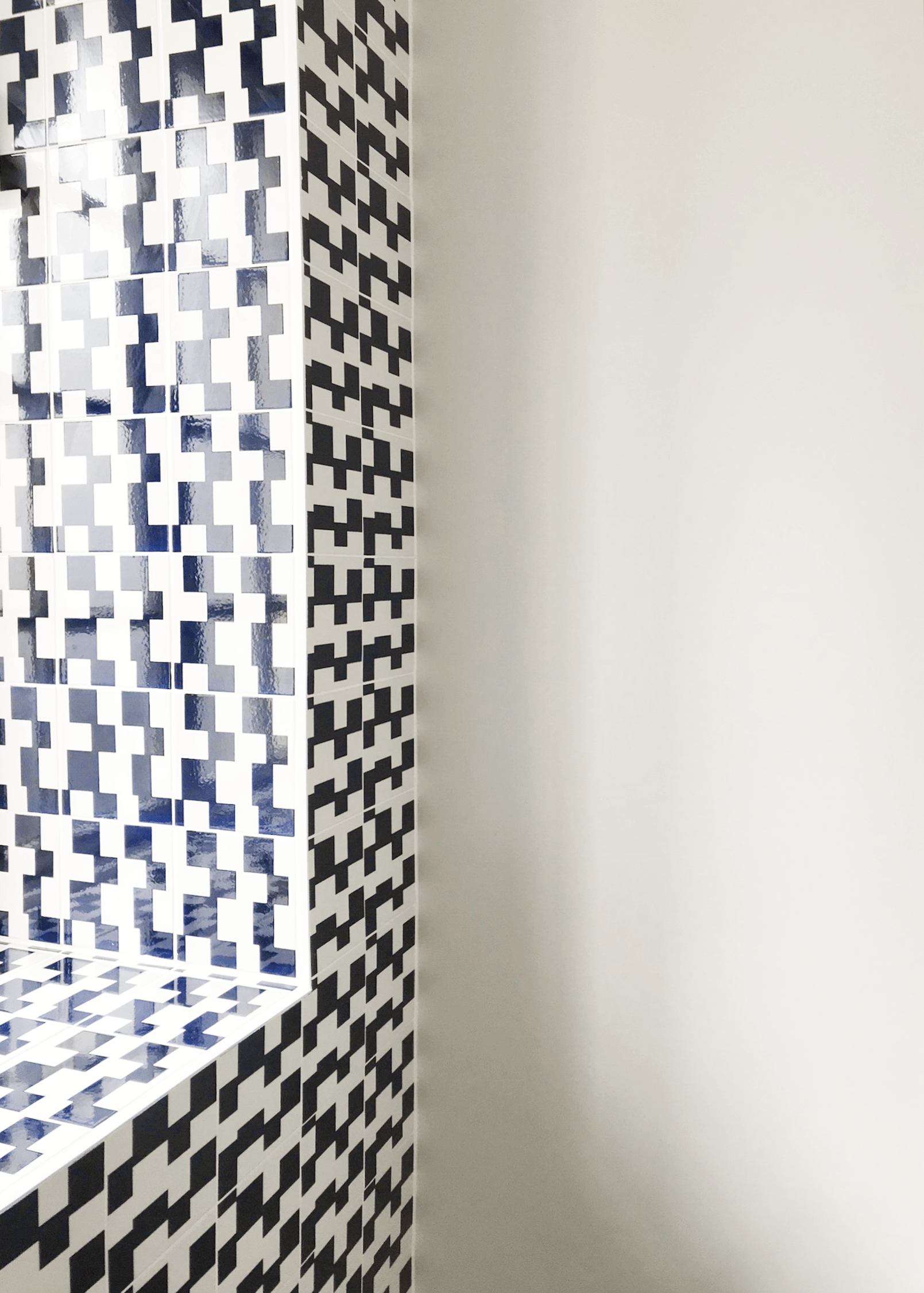 Dark blue patterned terracotta restroom - Made a Mano