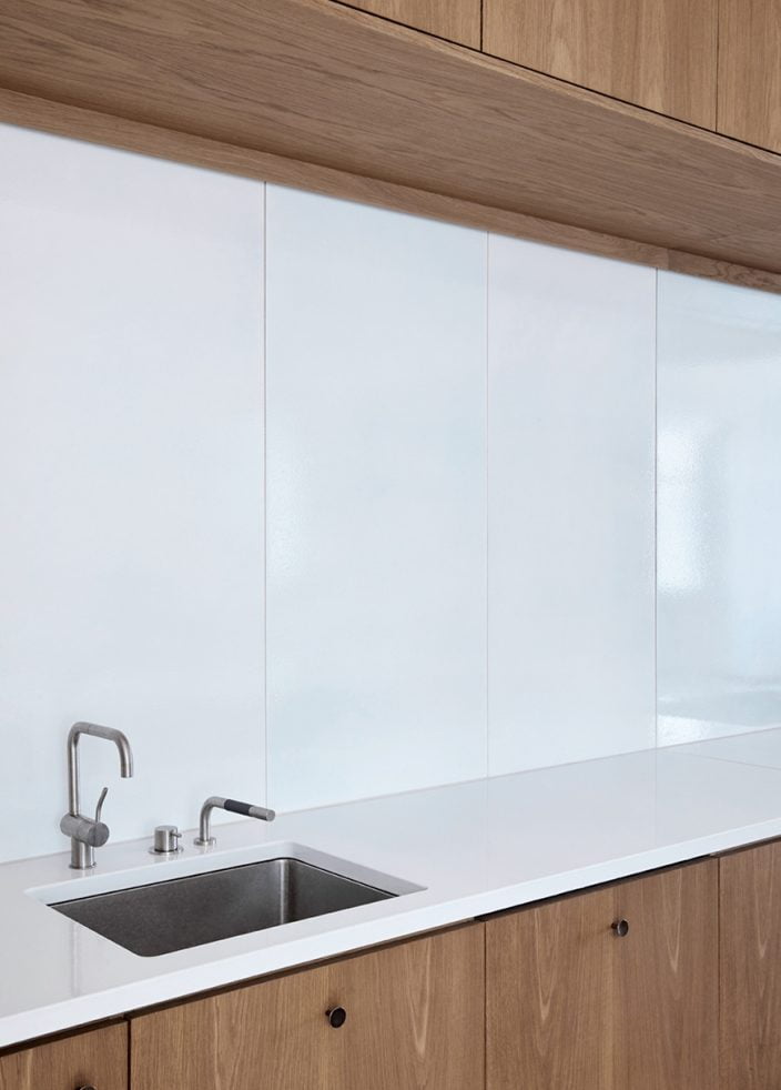 Off-white lava stone kitchen - By Made a Mano.