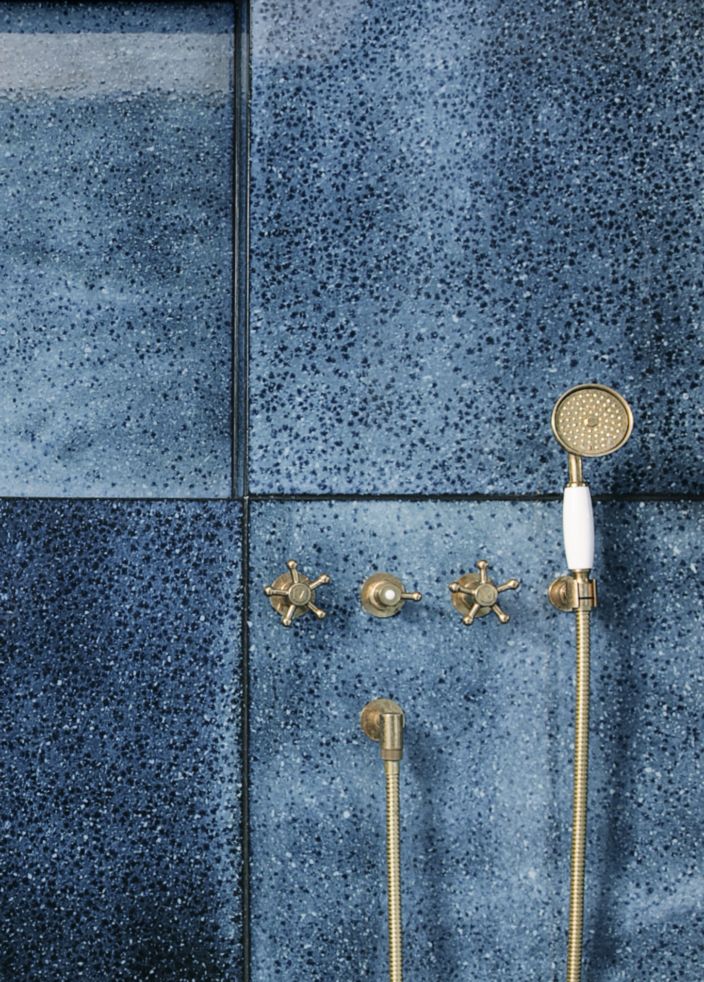 Speckled dark blue lava stone bathroom - Made a Mano