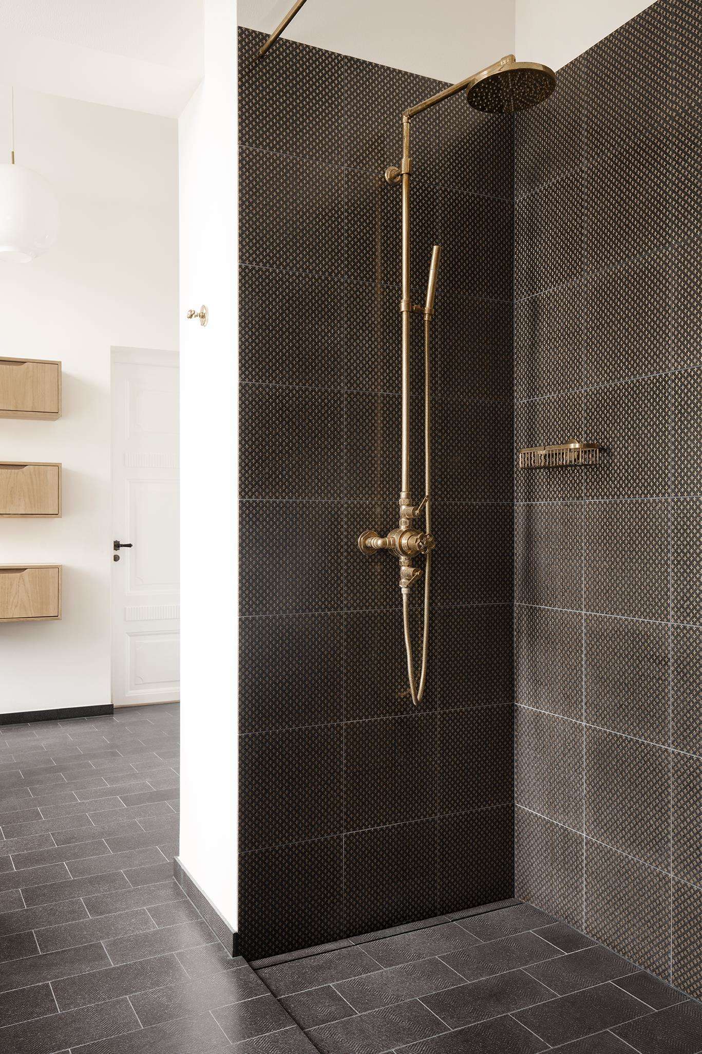 Geometric patterned lava stone bathroom - By Made a Mano.