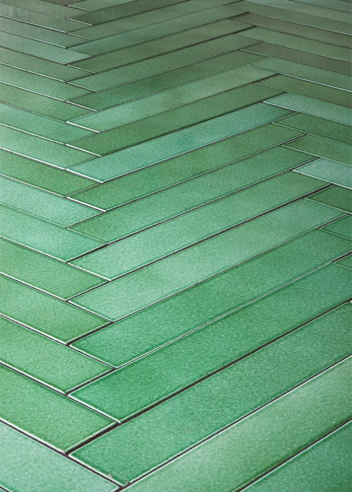Apple green lava stone living room - By Made a Mano.