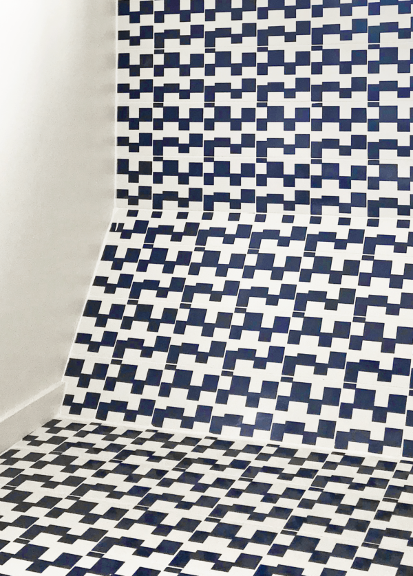 Dark blue patterned terracotta restroom - Made a Mano