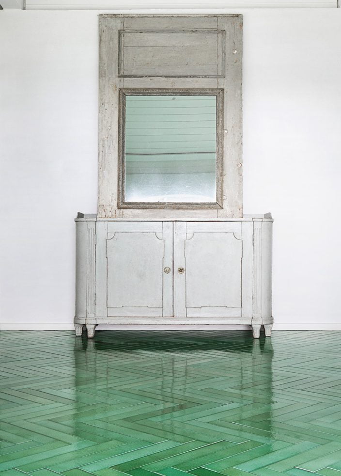 Apple green lava stone living room - By Made a Mano.