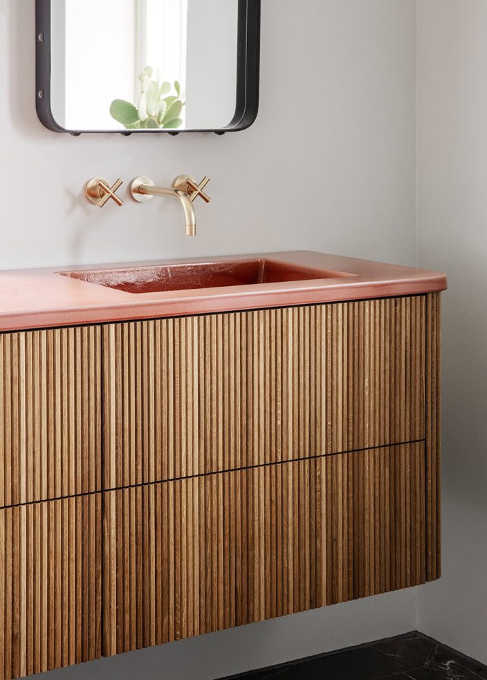 Rust red lava stone bathroom - By Made a Mano.