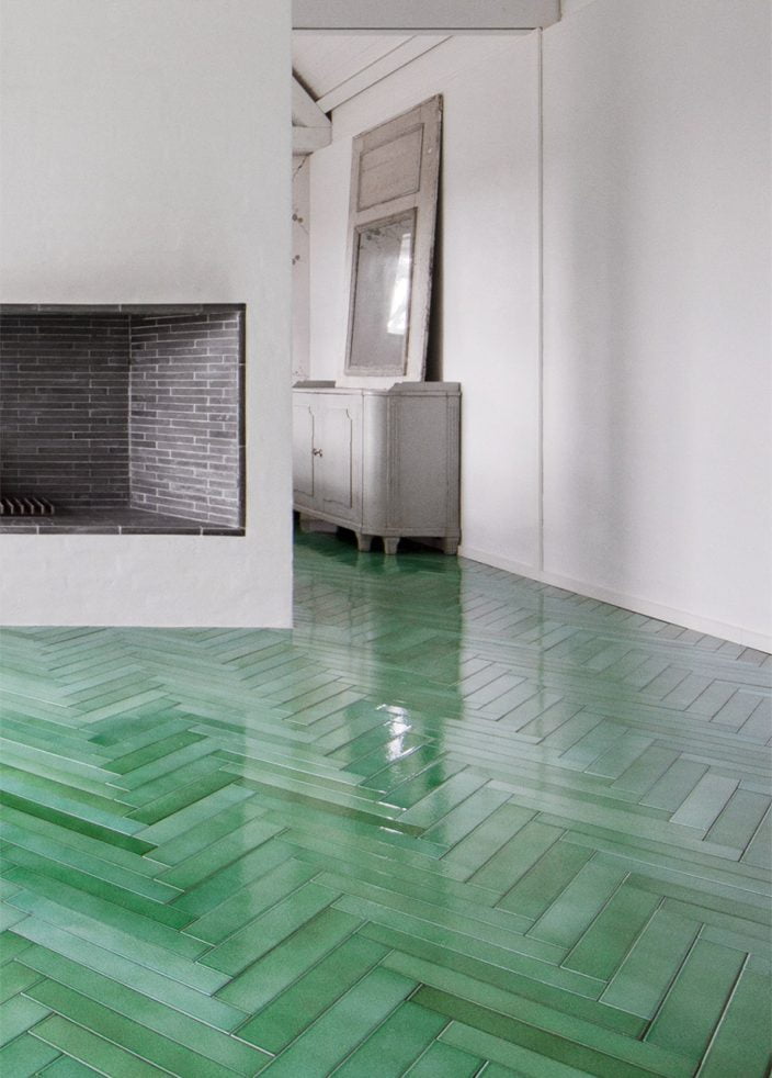 Apple green lava stone living room - By Made a Mano.