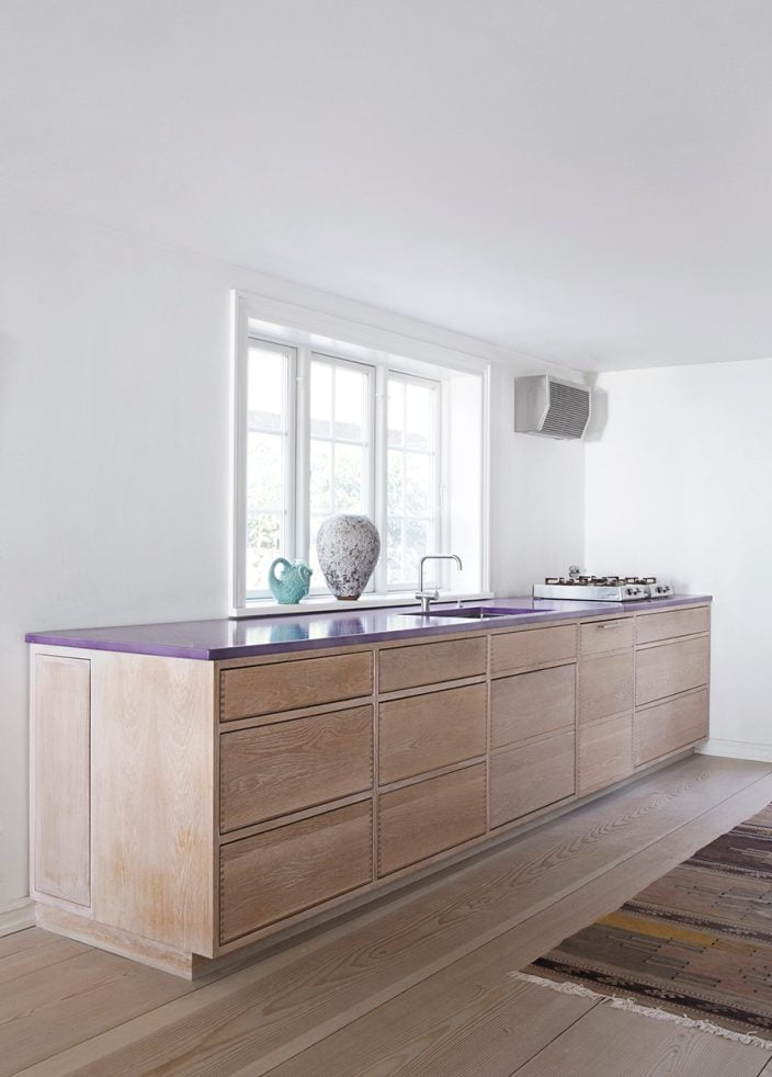 Purple lava stone kitchen - By Made a Mano.