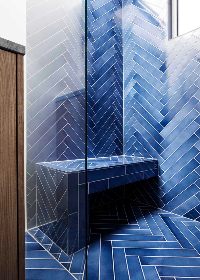 Cobalt blue lava stone bathroom - By Made a Mano.