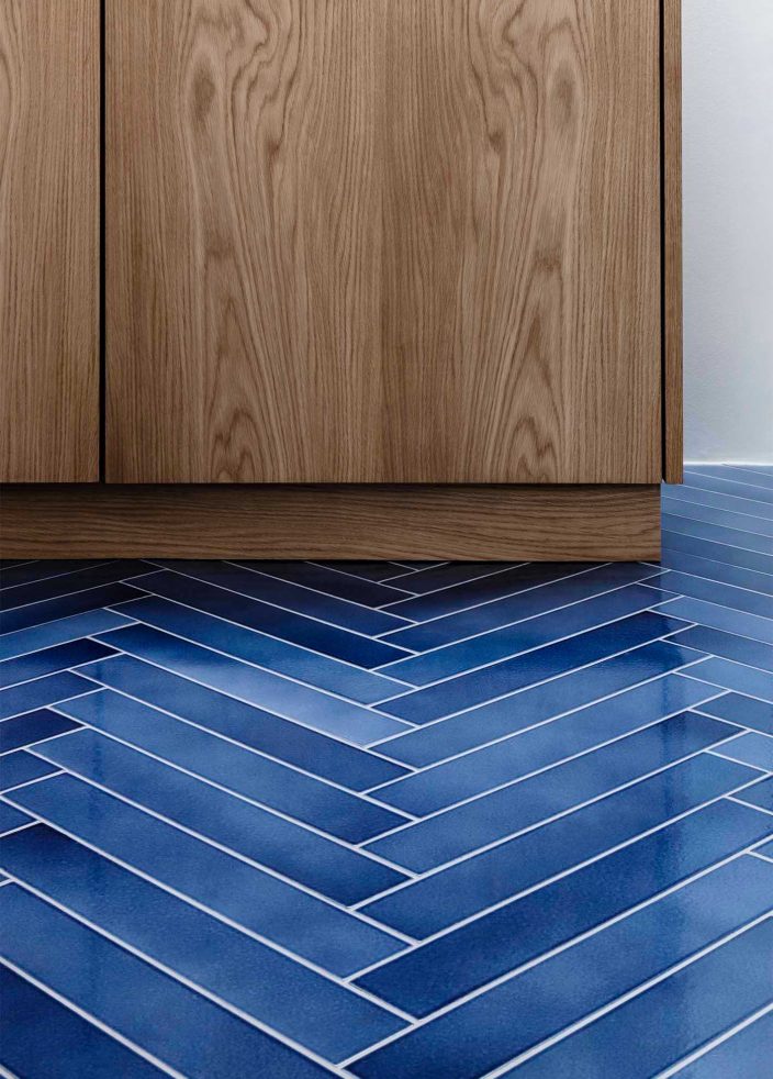 Cobalt blue lava stone bathroom - By Made a Mano.