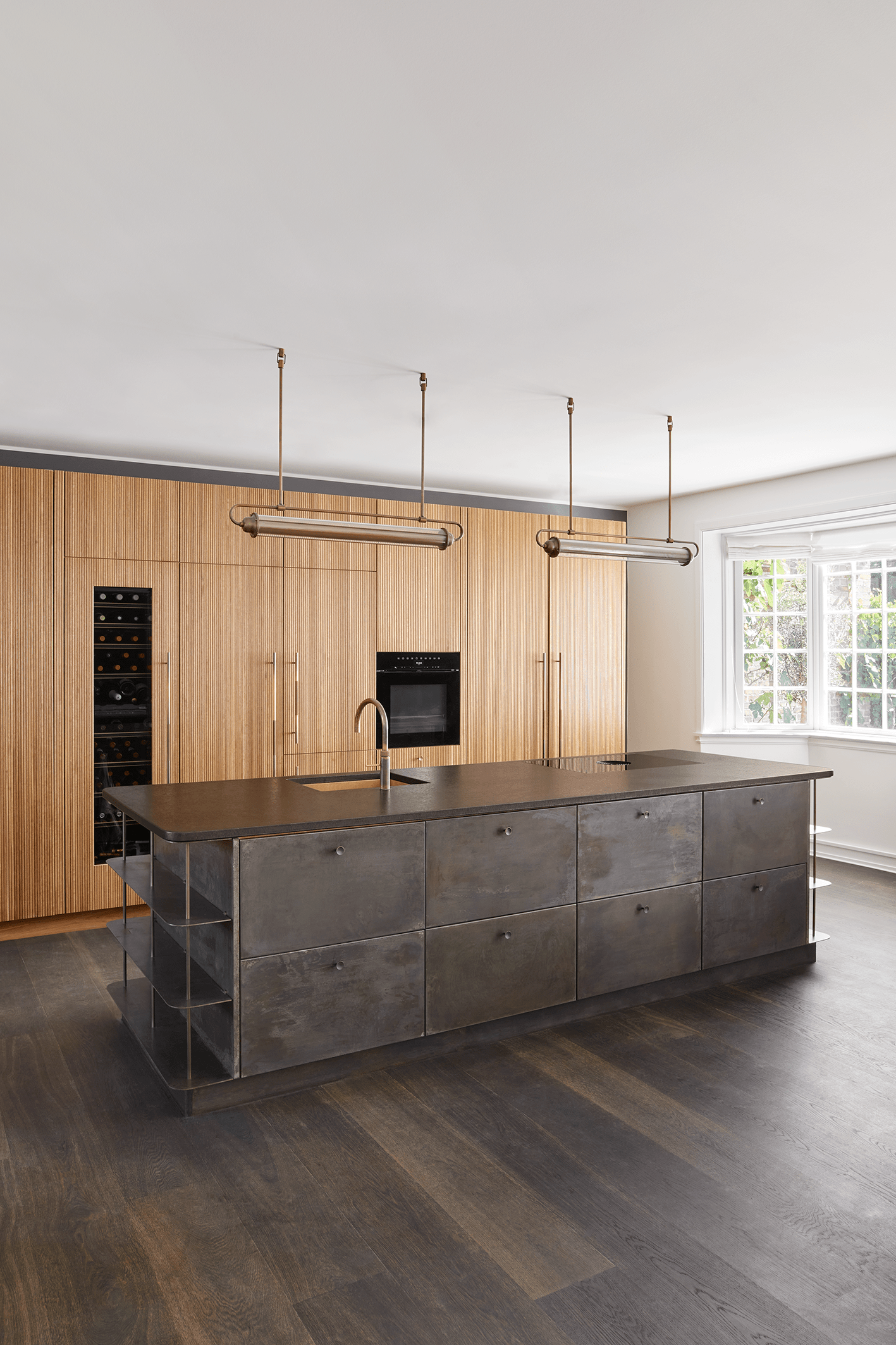 Metallic black-brown lava stone kitchen - By Made a Mano.