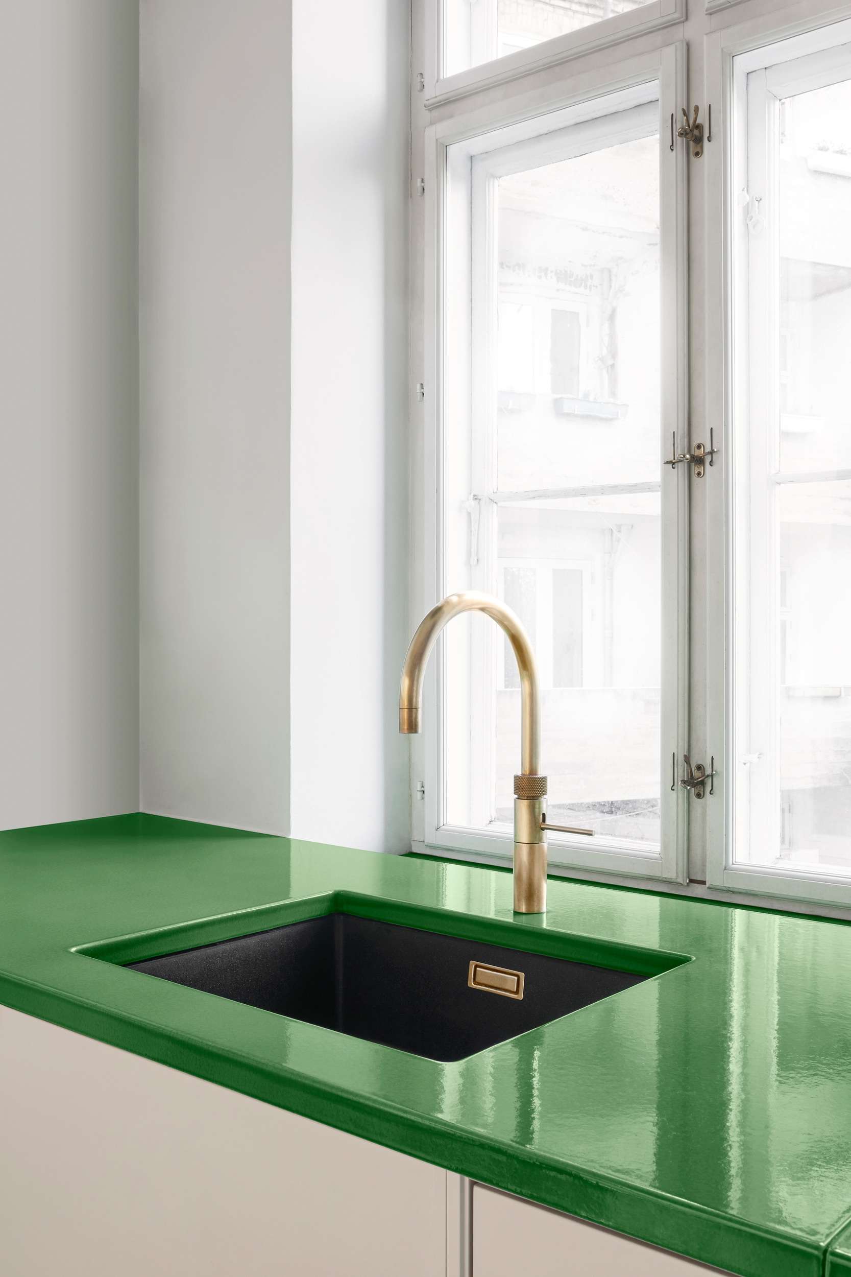 Clover green and white lava stone kitchen - Made a Mano Denmark.