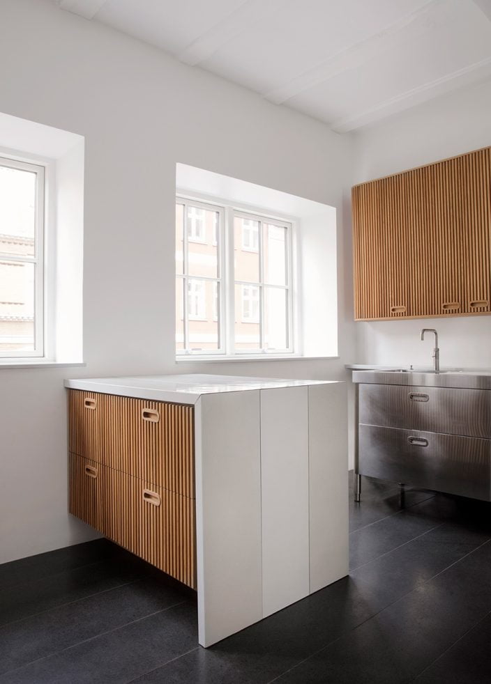 Natural and off-white lava stone kitchen - Made a Mano