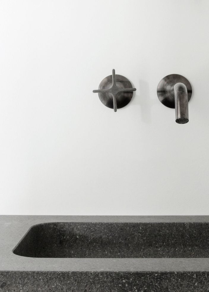 Raw and cubic Green patterned lava stone bathroom - Made a Mano